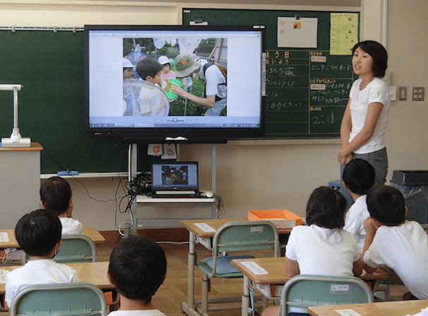 静岡県三島市、小中学校21校の全普通教室にパイオニアVCの電子黒板「xSync Board」を導入 | 株式会社ブイキューブ