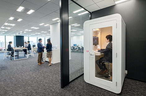 コニカミノルタ株式会社 BIC Japan 様 | 【テレキューブ 導入事例】累計30,000台以上の設置実績！ | 株式会社ブイキューブ