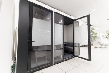 6人用テレキューブ（TELECUBE）| 低価格・短納期で高品質な会議室を実現！ | 株式会社ブイキューブ