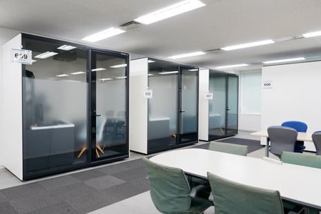 6人用テレキューブ（TELECUBE）| 低価格・短納期で高品質な会議室を実現！ | 株式会社ブイキューブ